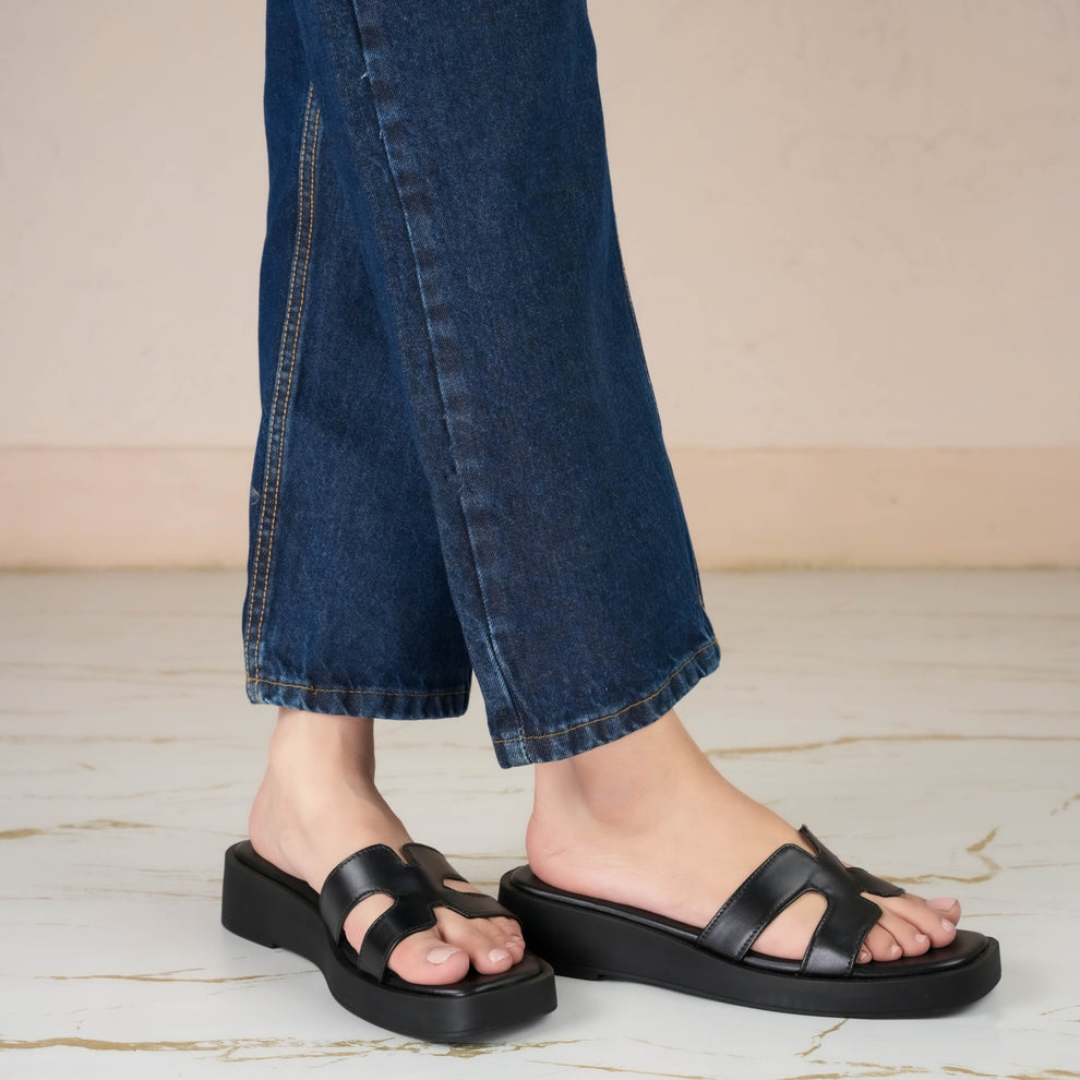 HERMES BLACK – Lead Walk